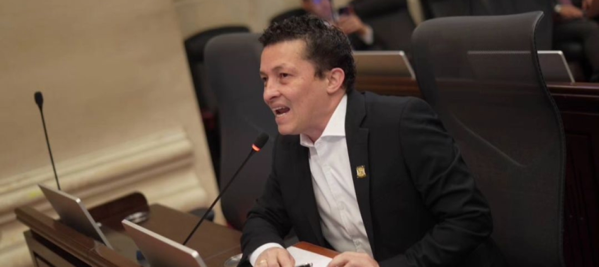 Congresista Alejandro Toro, del Pacto Histórico, es veedor en las ...