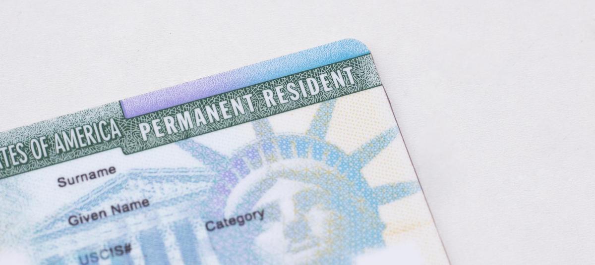 Green card por matrimonio: ¿puede mi pareja quedarse en EE. UU. mientras espera su tarjeta?