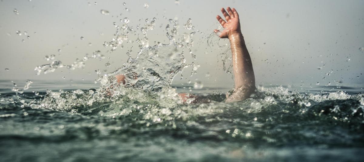 ¿Sabe usted cómo actuar cuando alguien se está ahogando? Un experto ...