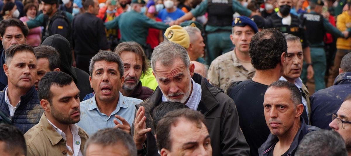 En video: insultan y lanzan barro a la comitiva de los reyes de España ...