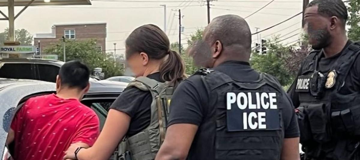 Impactante imagen en Texas: un migrante tuvo un colapso de salud durante un operativo de ICE