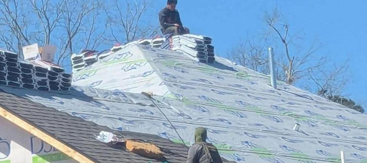 Se salvó de ICE de la forma más inédita: permaneció 6 horas en el techo ...