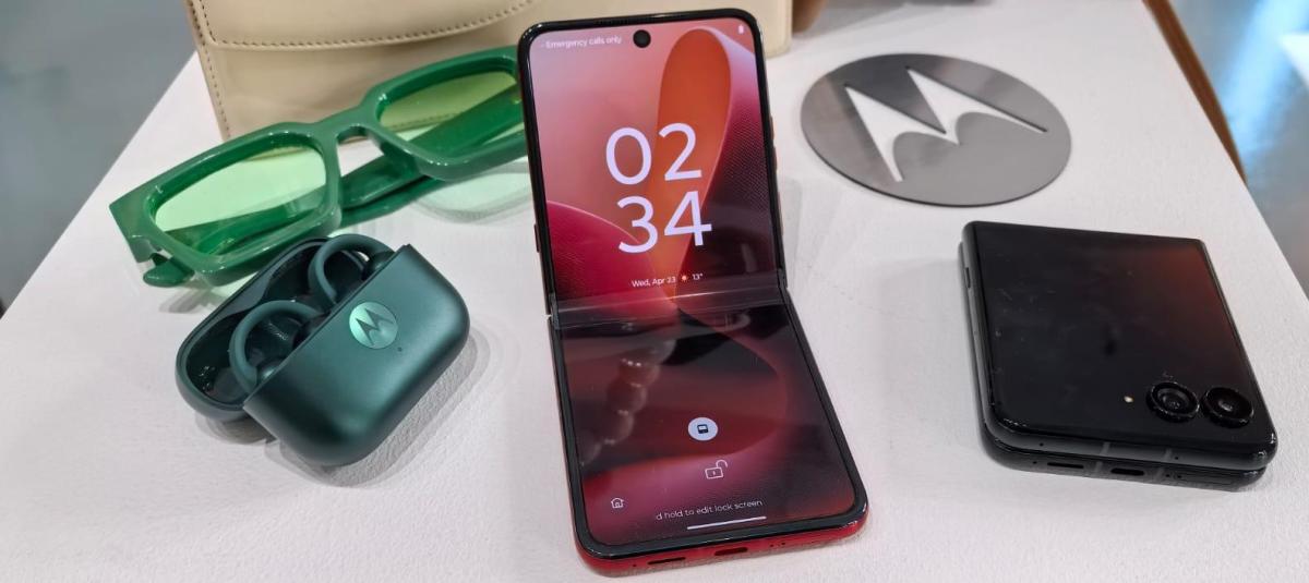 Motorola presenta sus nuevos plegables razr 60 y razr 60 ultra con mejoras en cámara, pantalla y ...