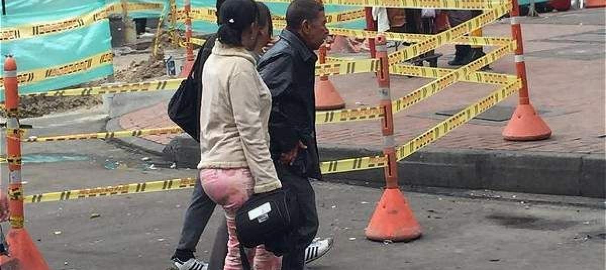 Ramón Isaza caminando por la carrera séptima