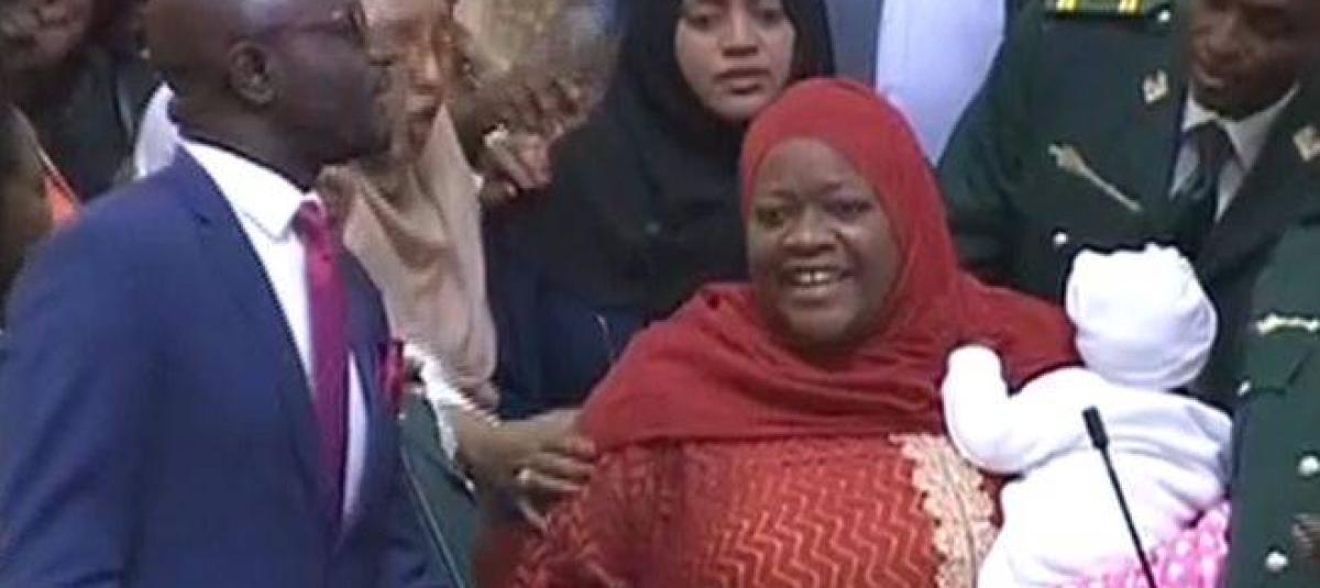 Expulsan a una legisladora en Kenia por llevar a su bebé a una sesión