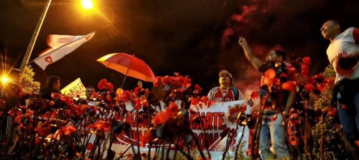 Hinchas de Santa Fe hacen banderazo antes de juego contra Medellín