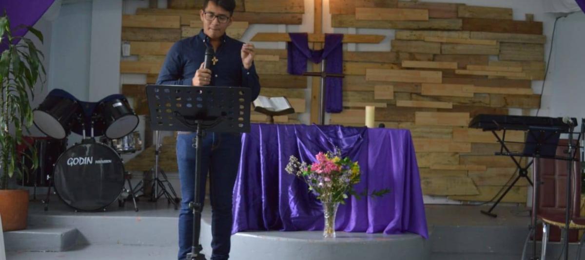 La vida de Jhon Botia Miranda, un pastor cristiano gay en Bogotá