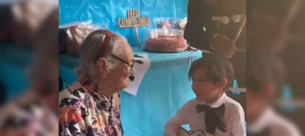 Como en la película Coco de Disney: Niño cantó a su bisabuela |Video ...