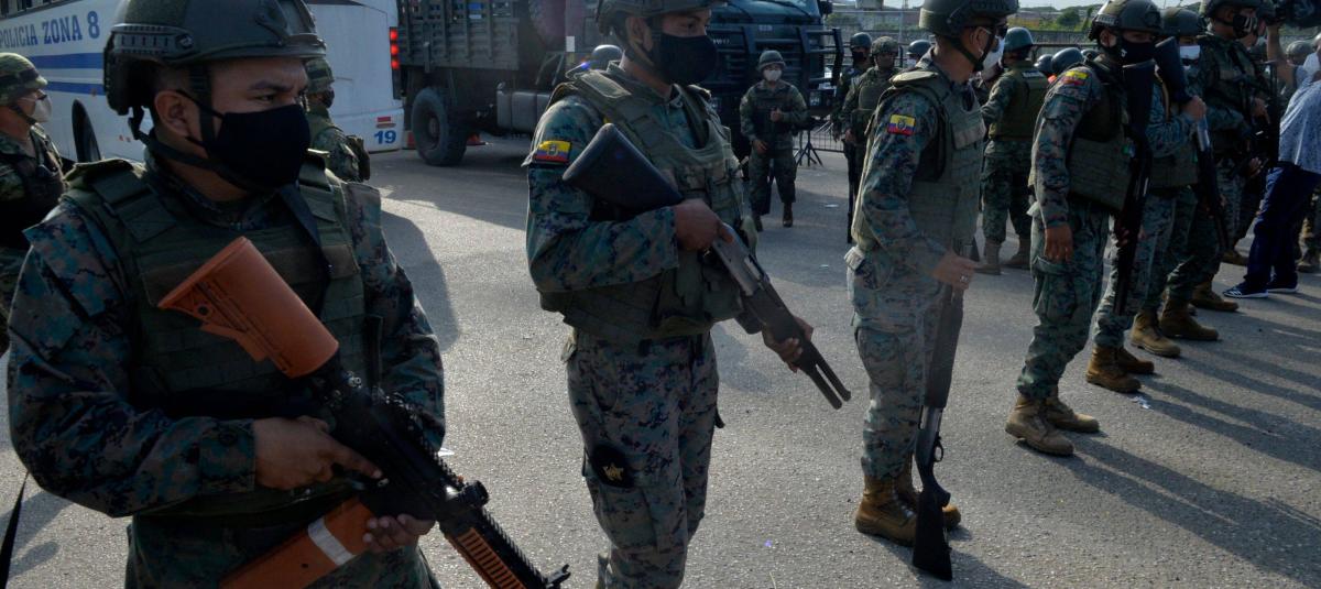 Hallan armamento de contrabando en un contenedor llegado por barco a Ecuador