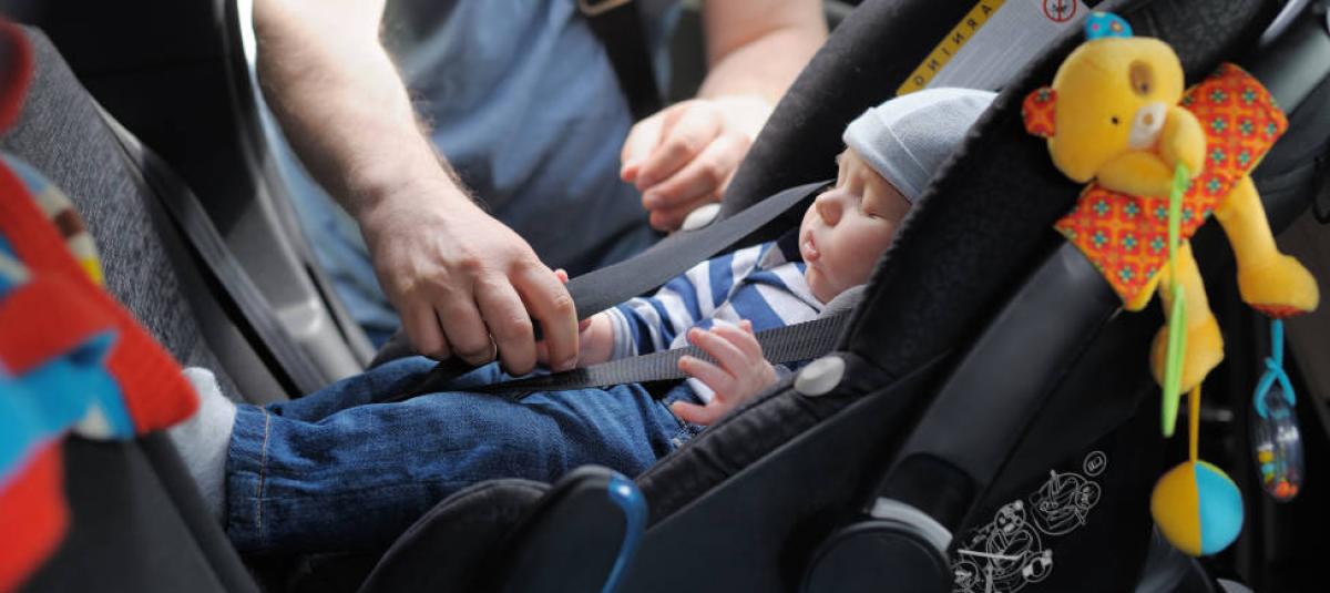 ¿Cómo debe llevar un bebé en el auto? Mitos y verdades