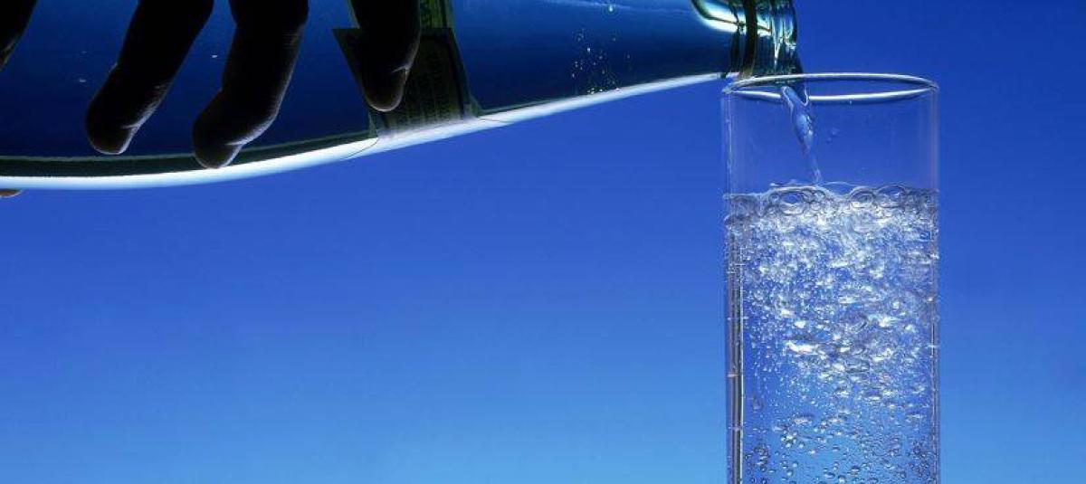 El beneficio del agua con gas para perder peso que la ciencia descubrió ...