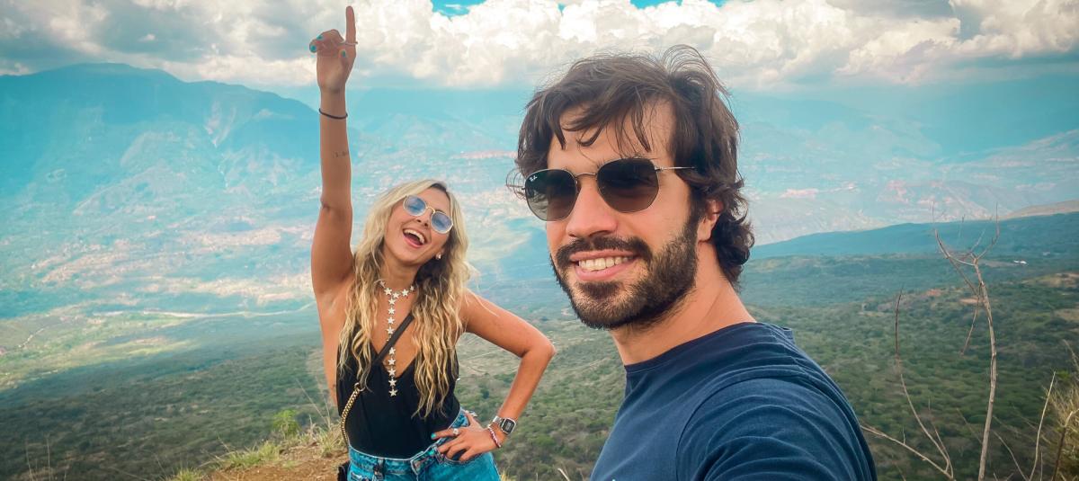 Catalina Arenas y Juan Ospina, colombianos a los que le pagan por viajar