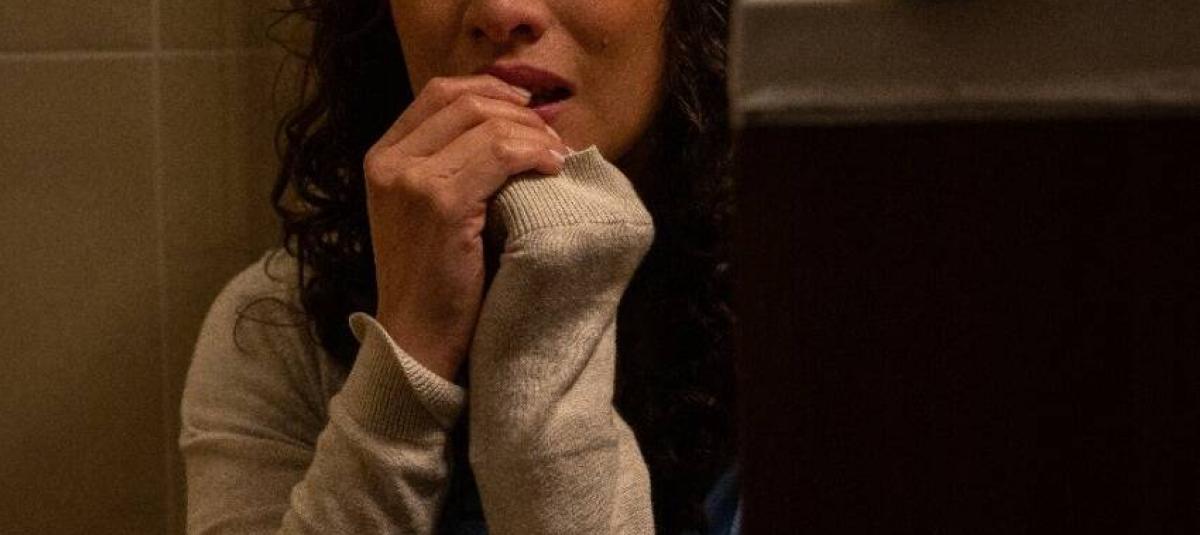 Laura Junco es Mónica: la voz del maltrato femenino en ‘Te la dedico’