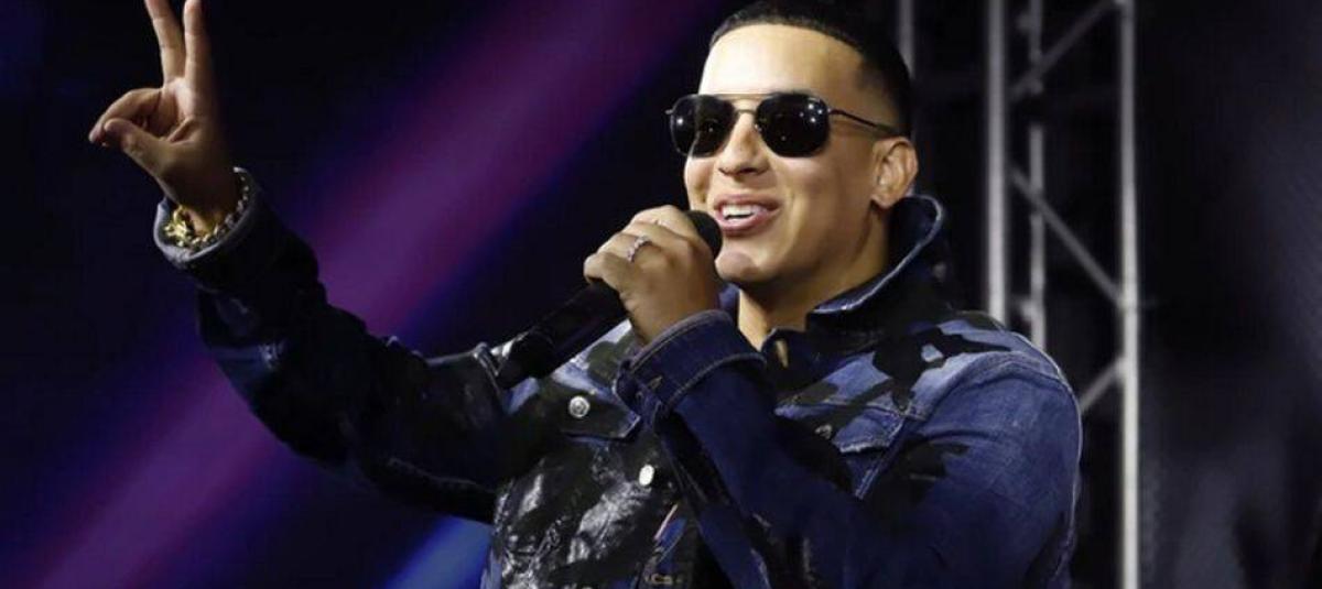 Policía se vuelve viral en concierto de Daddy Yankee