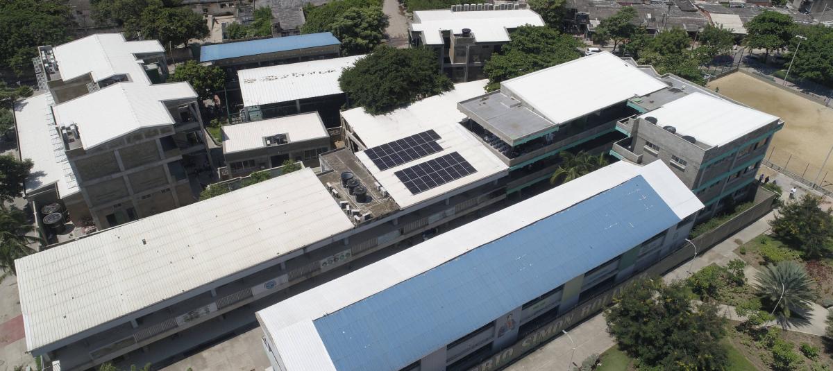Barranquilla instala paneles solares en colegio público