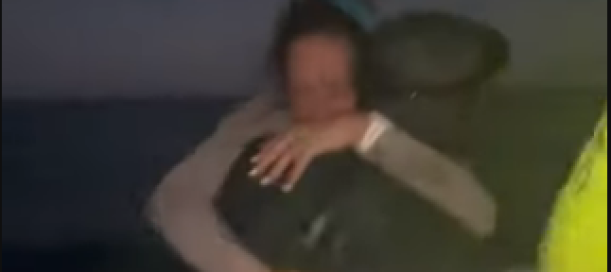 Familia rescata a su hijo que se había perdido en el mar: video