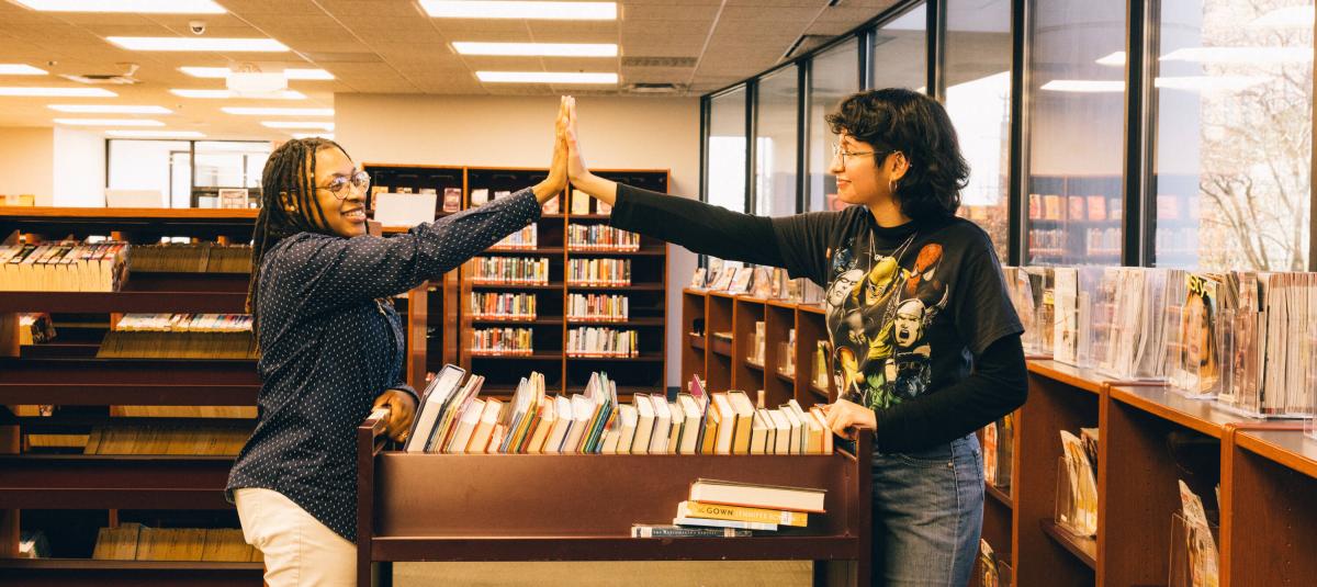 Las bibliotecarias que bailando en TikTok conducen a la lectura