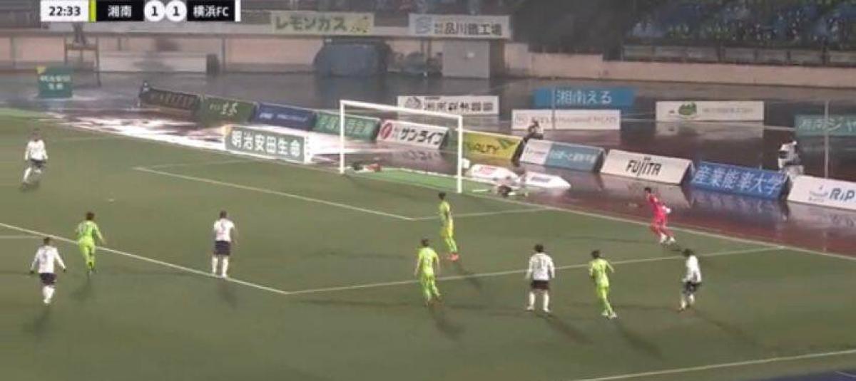 Video del auotgol más insólito, en el fútbol de Japón