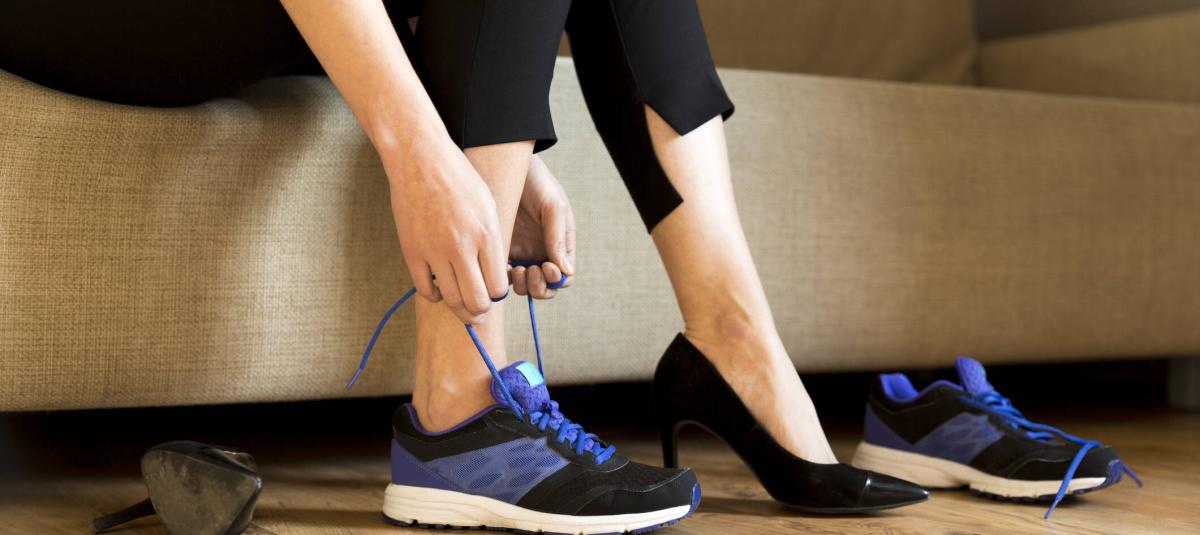 Outfit o vestimenta casual para mujer con tenis: tres ideas