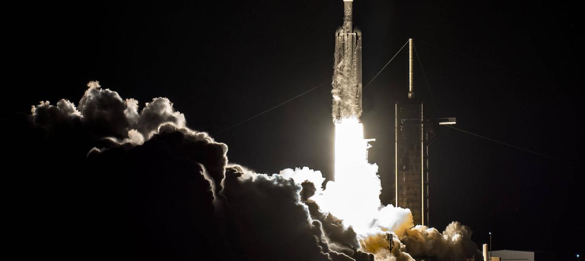 SpaceX lanza su cohete Falcon 9 Heavy con el satélite con mayor capacidad