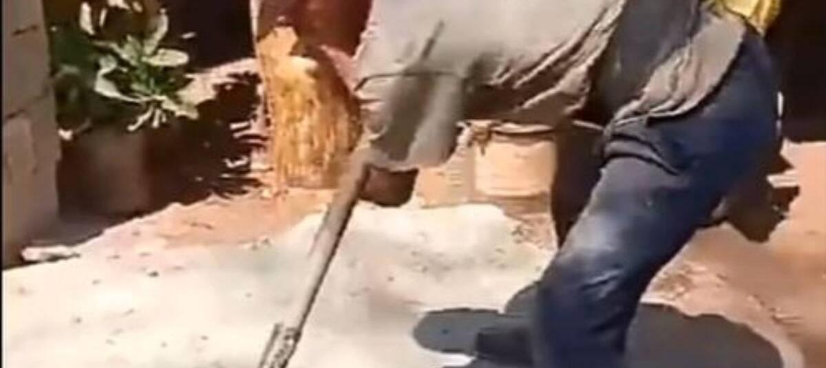 El sorprendente hombre sin manos que se gana la vida como albañil