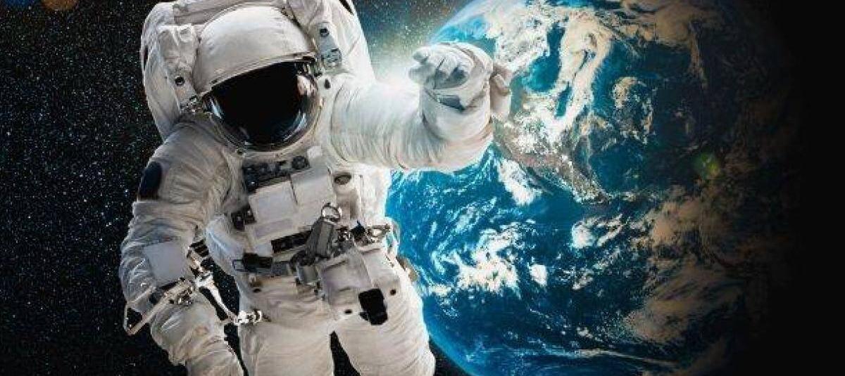 Espacio Exterior Con Una Persona Astronauta En Un Planeta Inexplorado