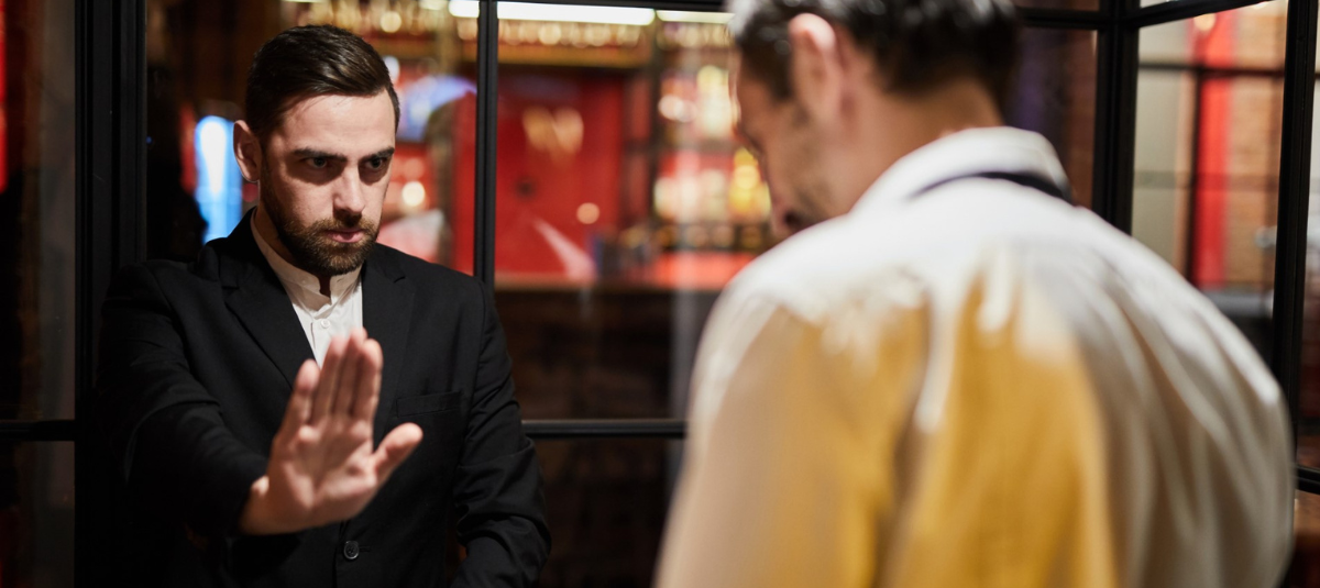 ¿Qué significa que un sitio 'se reserve el derecho de admisión'?