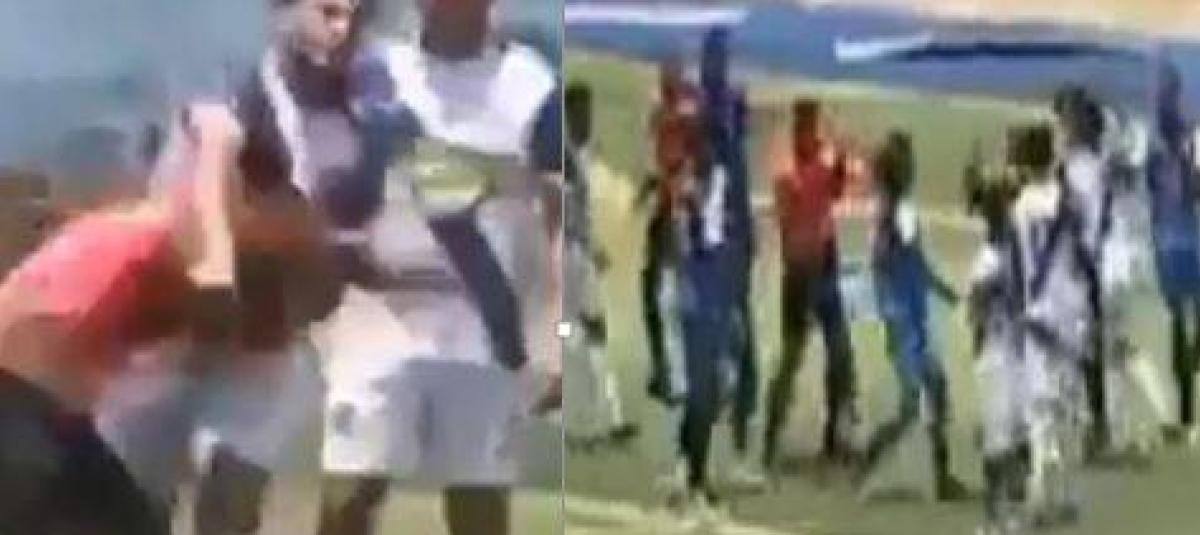 Jugadores y el árbitro, dura pelea en el fútbol de Ecuador