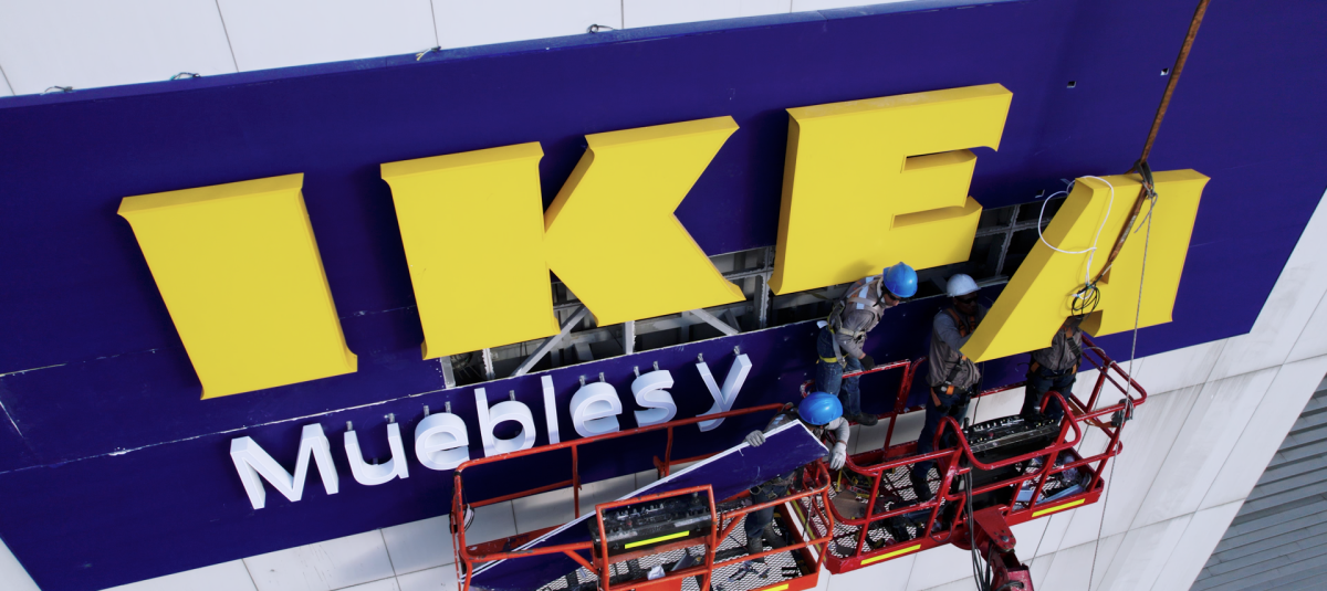 El logo de Ikea ya está en la fachada de Mallplaza NQS de Bogotá