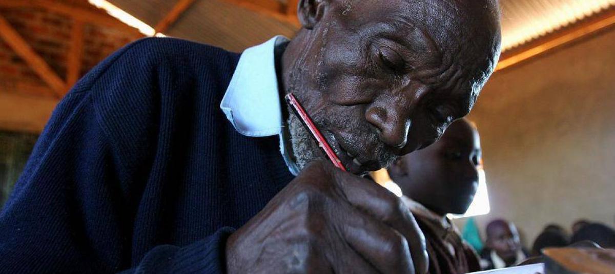 La inspiradora historia del hombre que empezó la escuela a los 84 años ...