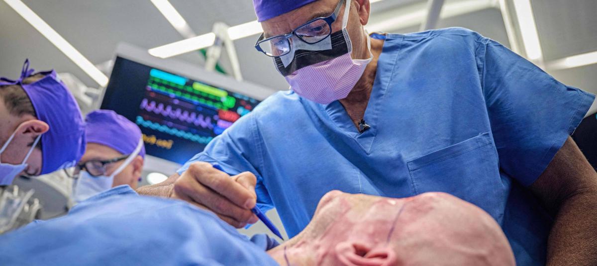 Avance médico: cirujanos realizan el primer trasplante de ojo completo del mundo