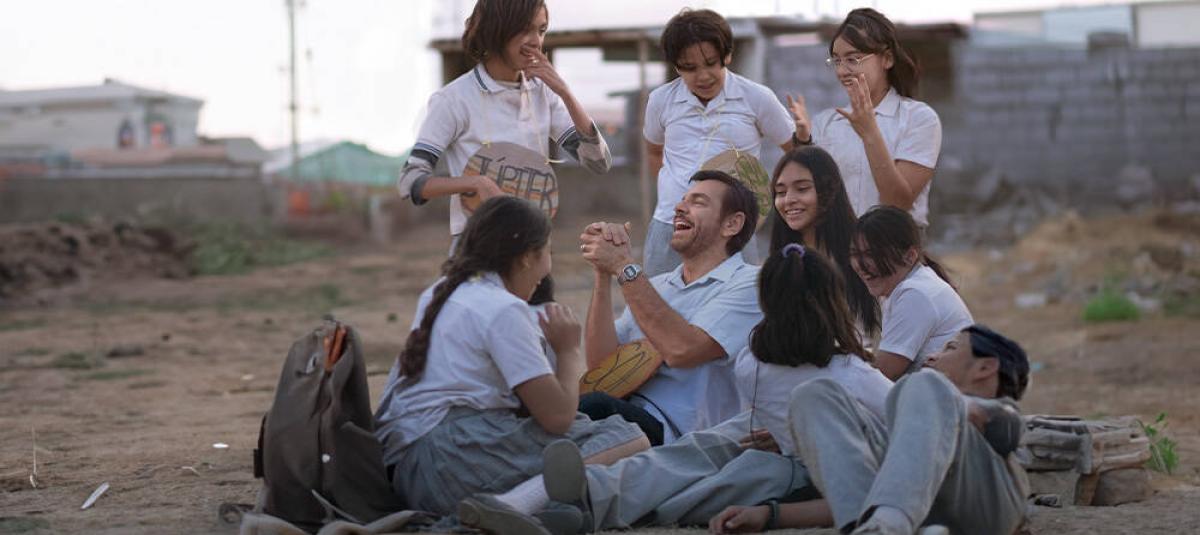 Eugenio Derbez regresa como el maestro de una niña genio en la película ...