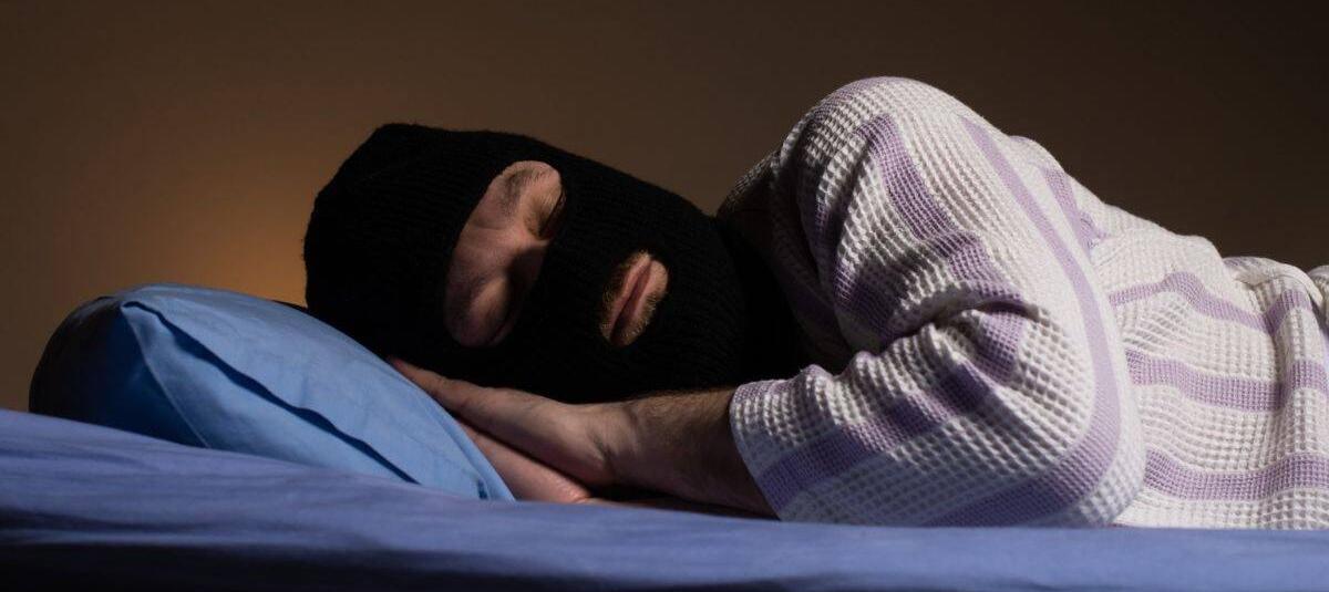 Ladrón que entró a robar en una casa en Argentina se quedó dormido y ...