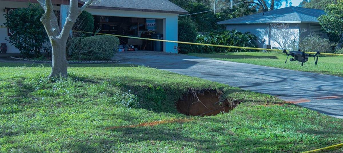 El enorme socavón que se abrió en una casa del sur de Florida y generó ...
