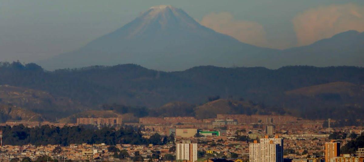El cielo despejado de Bogotá permite ver la imponencia del Nevado del ...