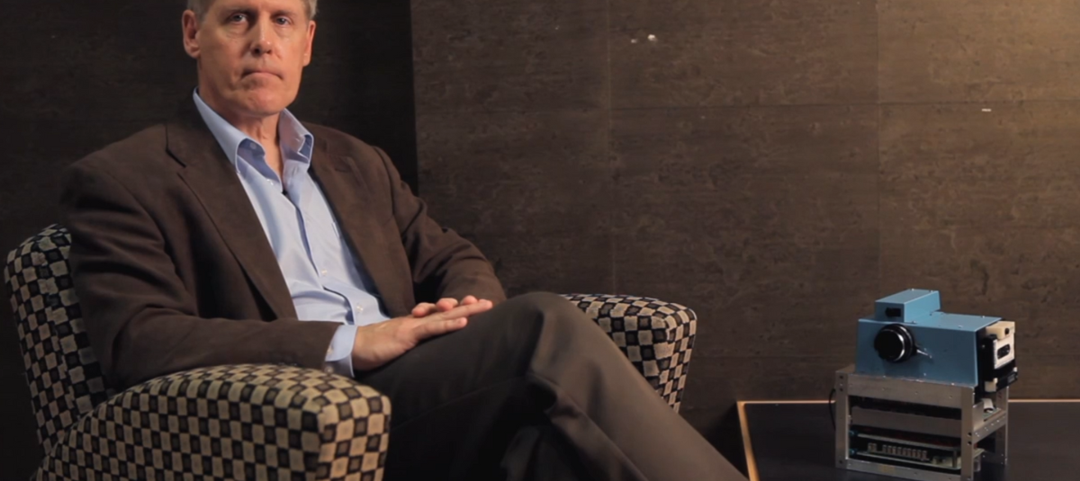 Así era la primera cámara digital portátil creada por Steven Sasson ...