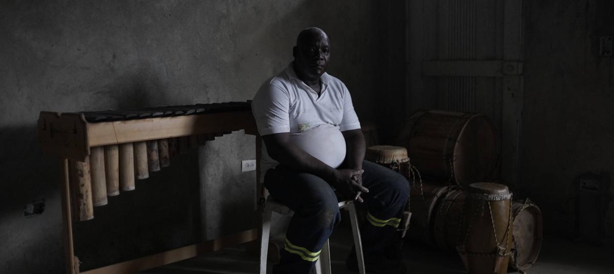 Carlos Riascos, el lutier de la música del Pacífico