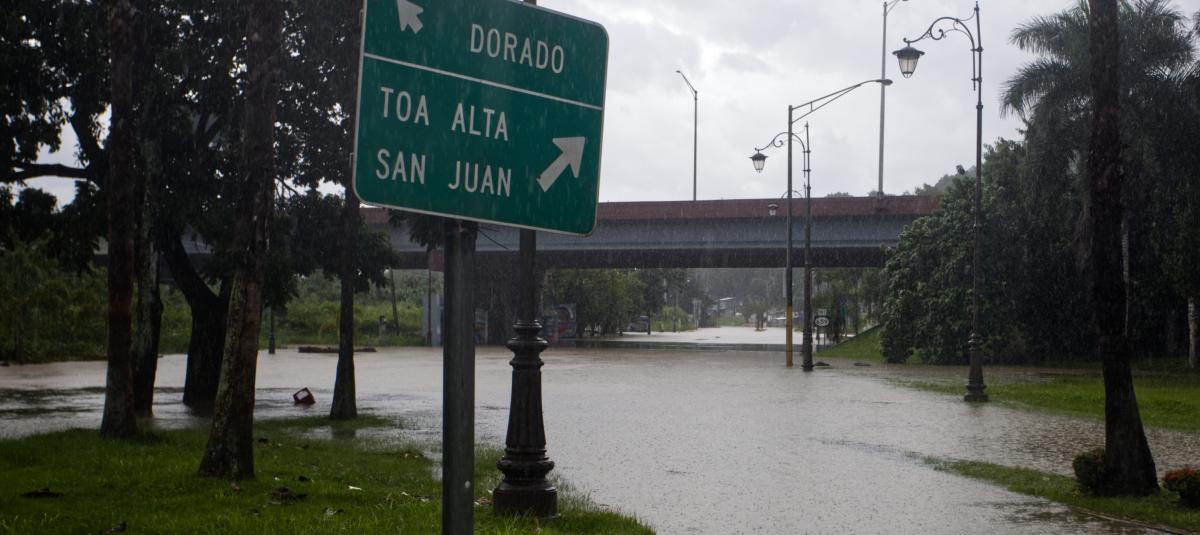 Huracán Ernesto se mantiene en categoría 2 y continúa su camino hacia ...