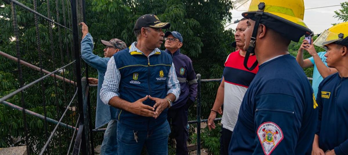Atlántico: cierran puente peatonal con mallas metálicas por riesgo de ...