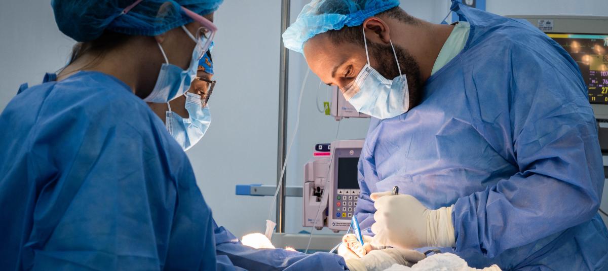 Joven con tumor raro recibe innovadora cirugía de columna a través de la boca