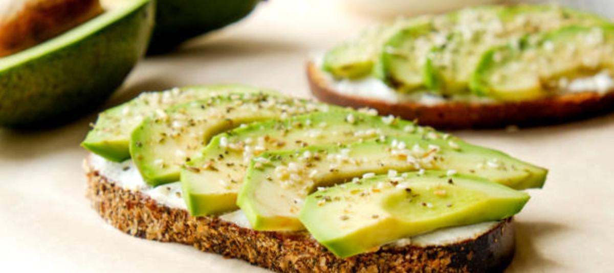 ¿Cuáles son los beneficios de comer tostadas integrales con aguacate?