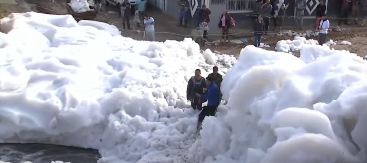 Emergencia en Soacha por espuma blanca de varios metros de altura que ...