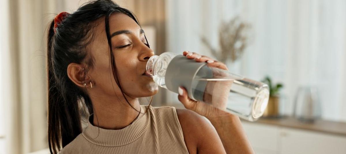 ¿Cuándo se debe usar beber y cuándo tomar, según la RAE?