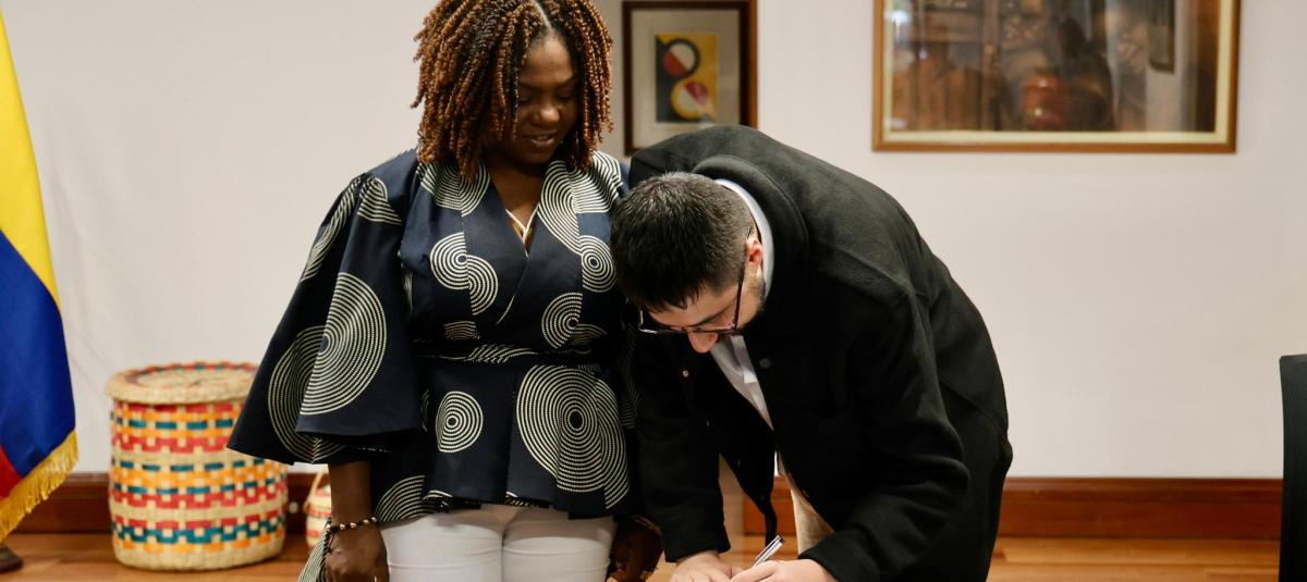 Francia Márquez posesionó al nuevo viceministro de Juventud, Pablo ...