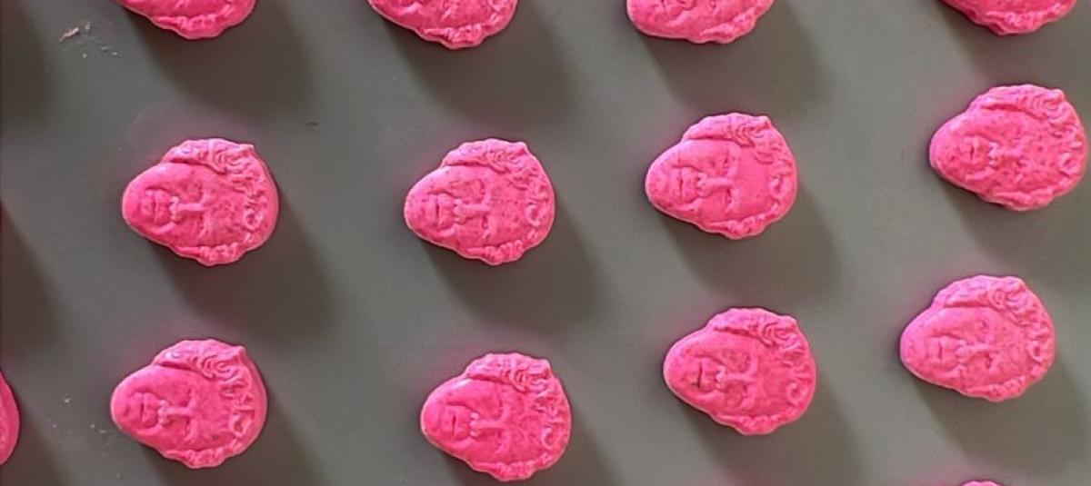 Incautan 130 dosis de droga sintética con el rostro de Pablo Escobar en ...