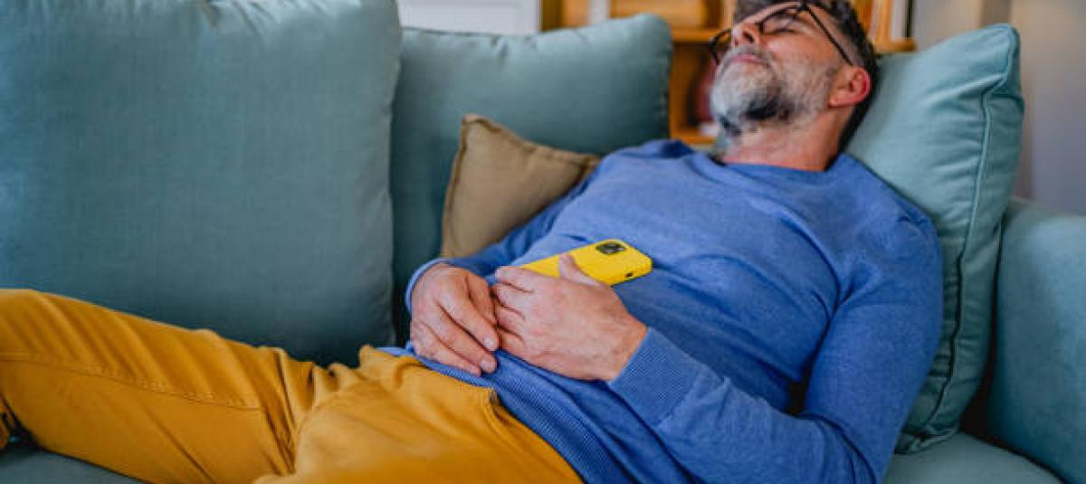 ¿Tomar una siesta después de almorzar puede hacerlo engordar?