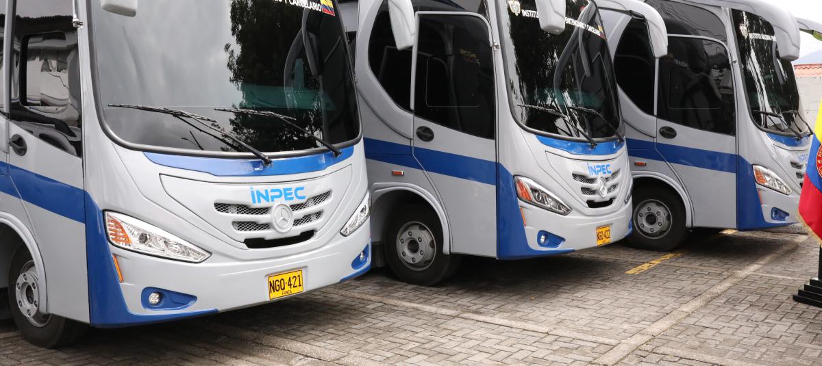 Uspec entregó tres buses para el transporte de presos y de funcionarios ...