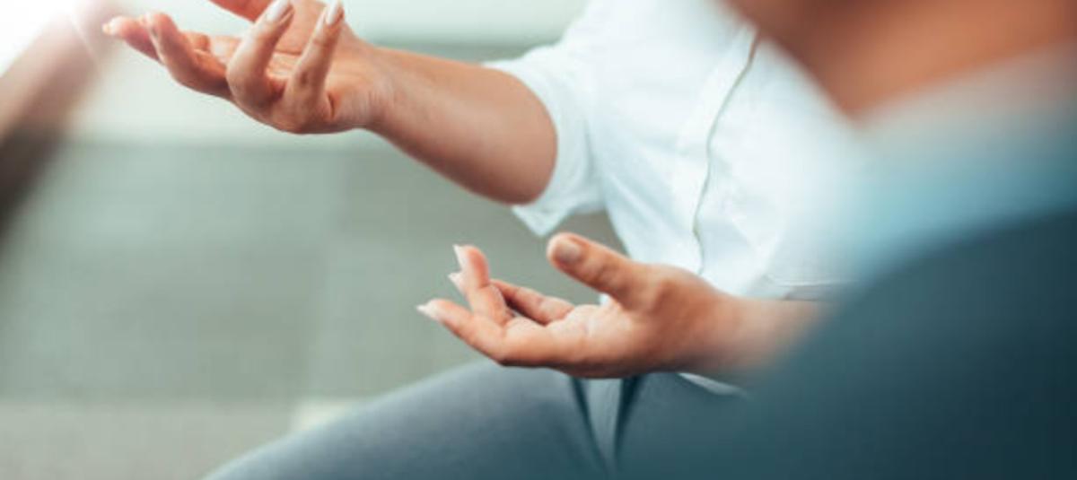 ¿Qué significa mover las manos repetidamente? Psicóloga responde