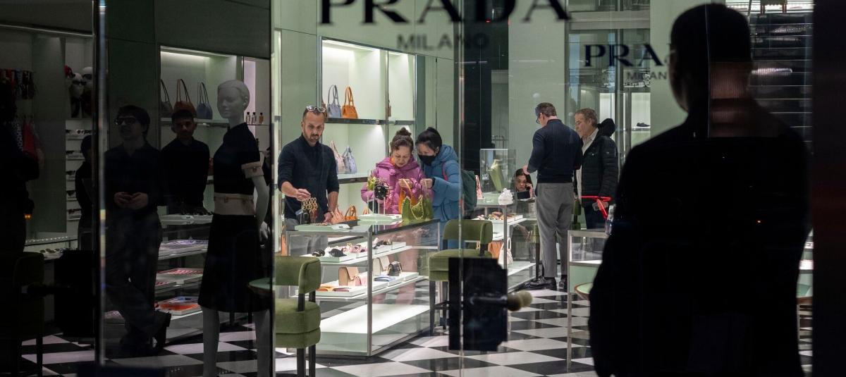 Grupo italiano Prada anuncia la compra de su rival Versace por 1.390 ...