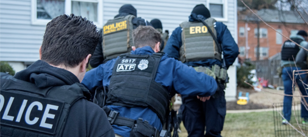 Las 3 claves que debe recordar si un agente de ICE se presenta en su casa